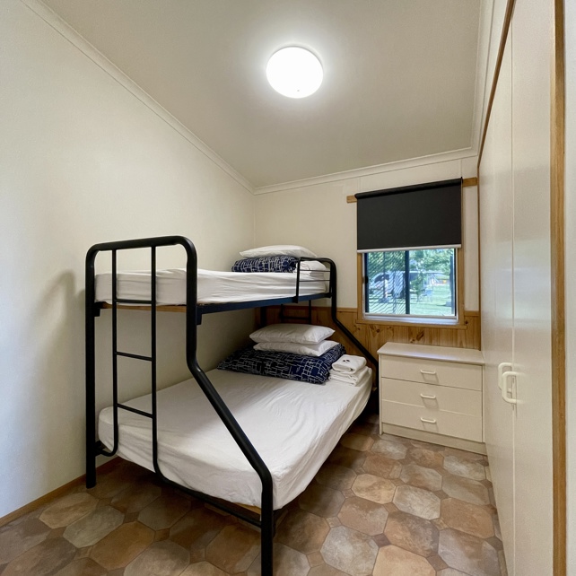Deluxe Cabin - 5 Berth - Queen & Tri Bunk | BIG4 Red Cliffs